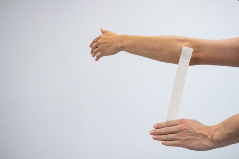 O.17. Elbow tape to sustain medial glide olecranon after MWM - Mulligan ...